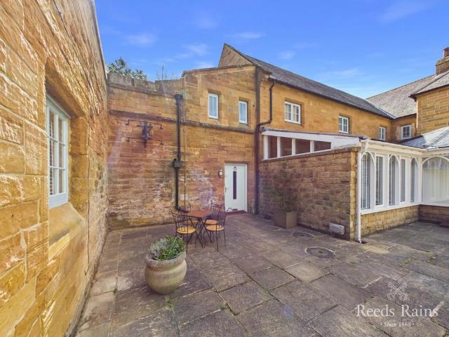 2 bedroom maisonette for sale