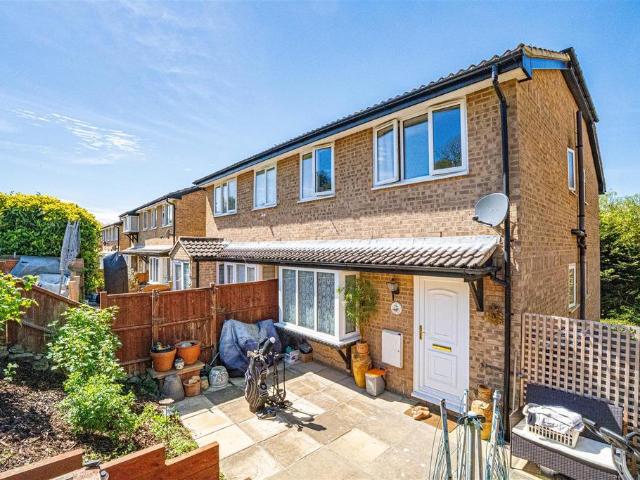 2 bedroom maisonette for sale