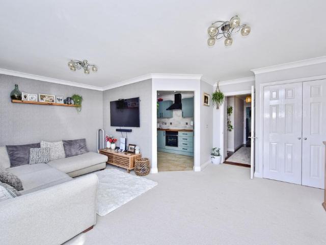 2 bedroom maisonette for sale