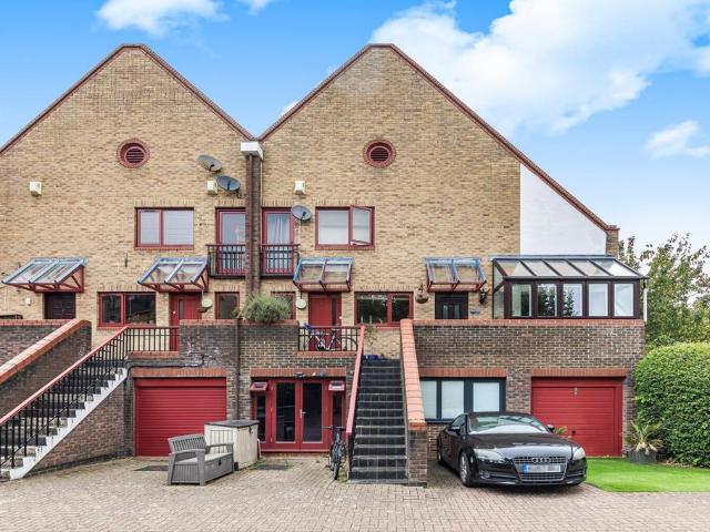 2 bedroom maisonette for sale