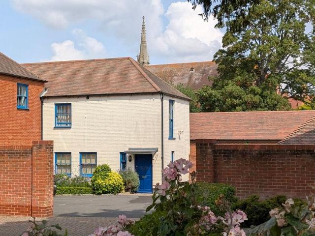 2 bedroom maisonette for sale