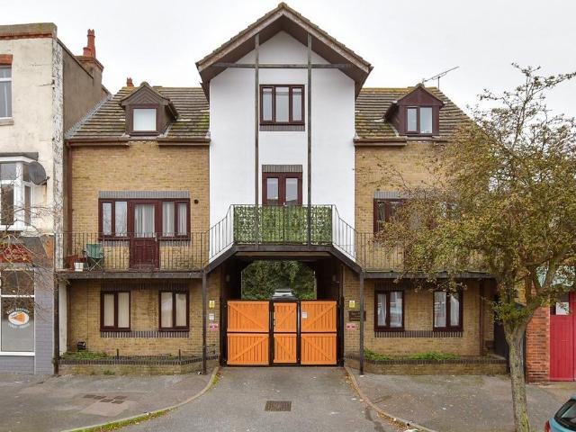 2 bedroom maisonette for sale