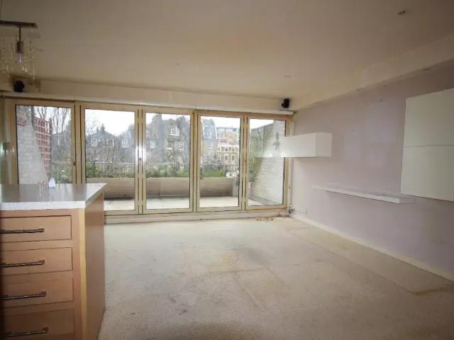 2 bedroom maisonette for sale