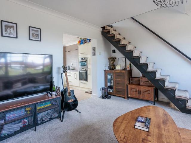 2 bedroom maisonette for sale