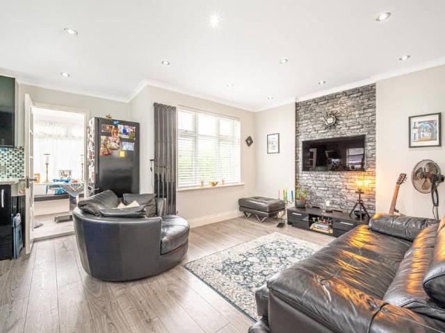 2 bedroom maisonette for sale