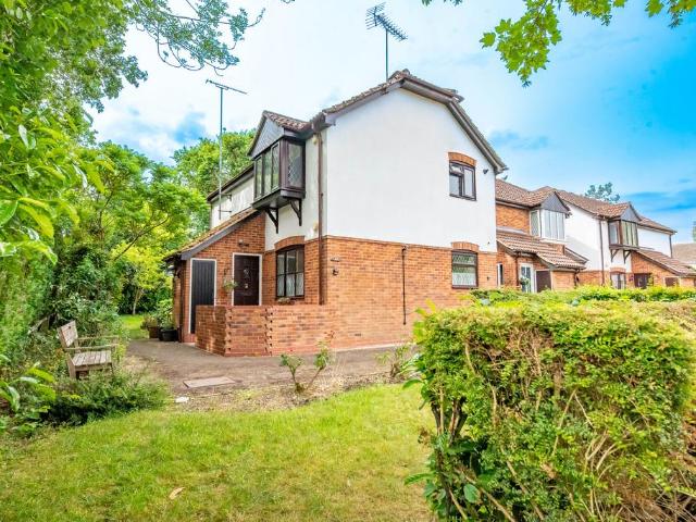 2 bedroom maisonette for sale