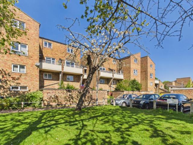 2 bedroom maisonette for sale