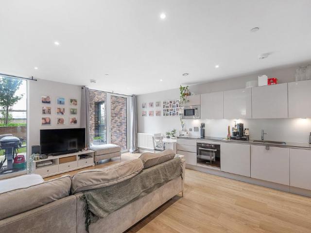 2 bedroom maisonette for sale