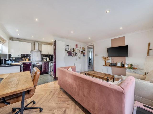 2 bedroom maisonette for sale