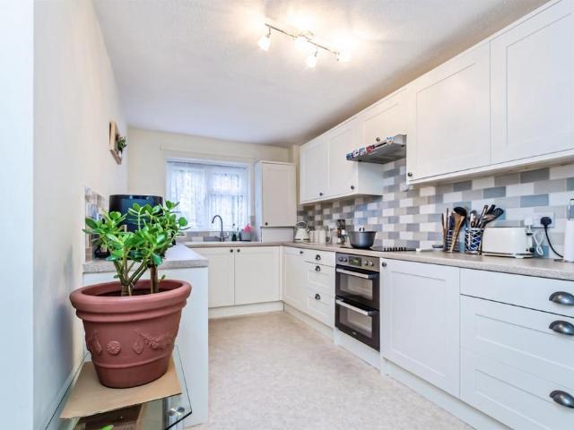 2 bedroom maisonette for sale