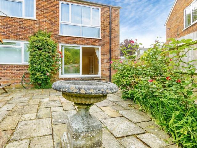 2 bedroom maisonette for sale