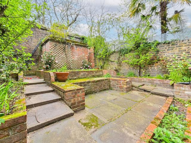 2 bedroom maisonette for sale