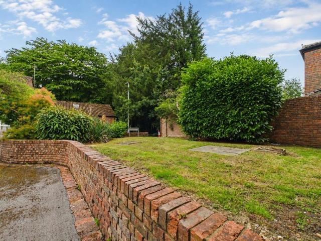2 bedroom maisonette for sale