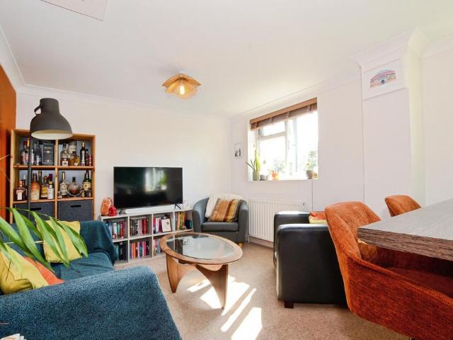 2 bedroom maisonette for sale