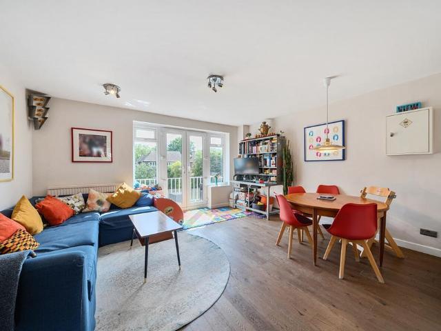 2 bedroom maisonette for sale