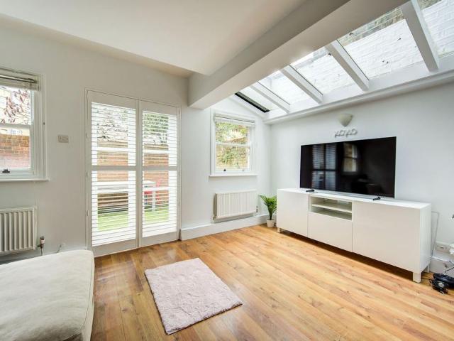 2 bedroom maisonette for sale