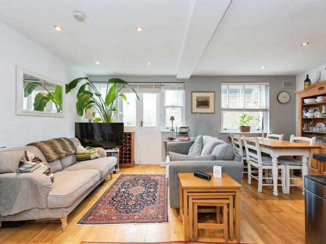 2 bedroom maisonette for sale