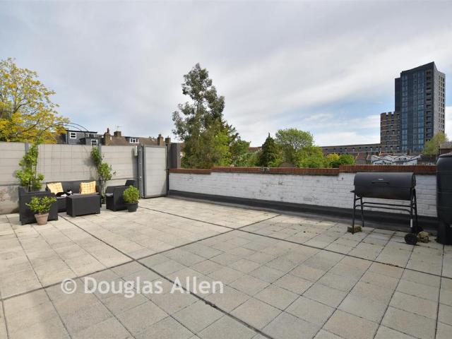 2 bedroom maisonette for sale