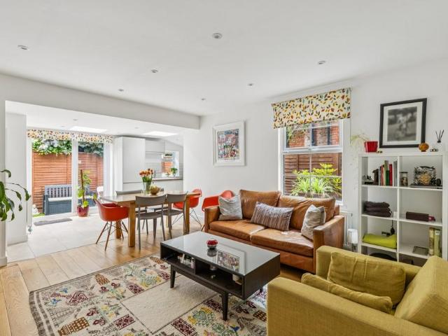 2 bedroom maisonette for sale