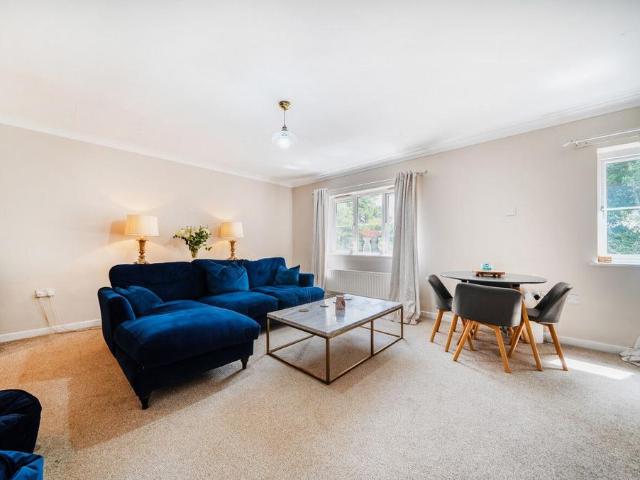 2 bedroom maisonette for sale
