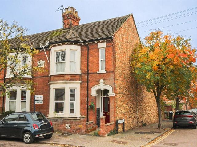 2 bedroom maisonette for sale