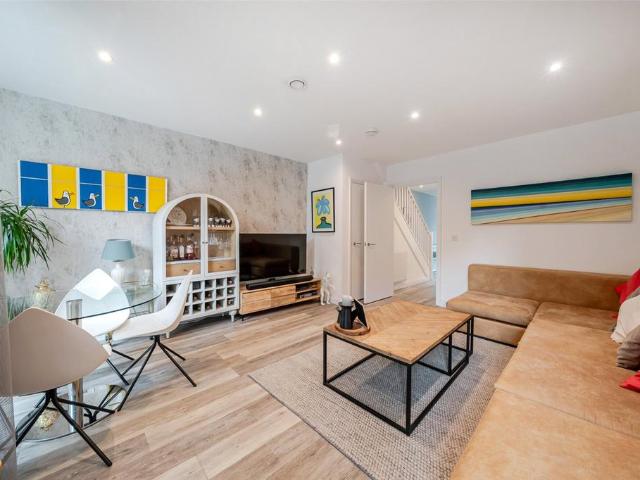 2 bedroom maisonette for sale