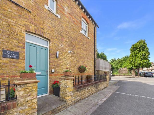 2 bedroom maisonette for sale