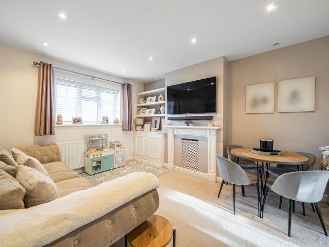 2 bedroom maisonette for sale