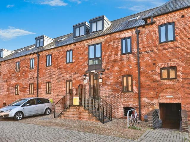 2 bedroom maisonette for sale