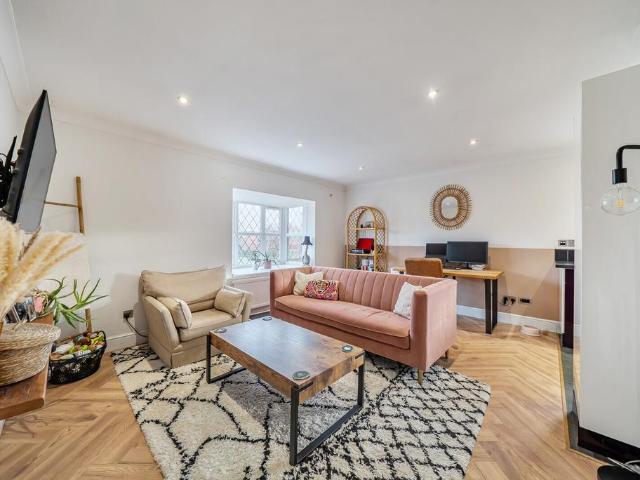 2 bedroom maisonette for sale