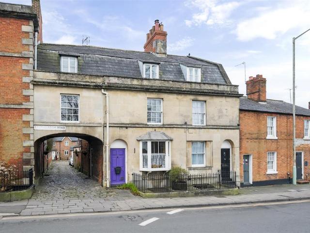 2 bedroom maisonette for sale
