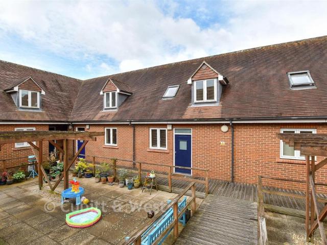 2 bedroom maisonette for sale