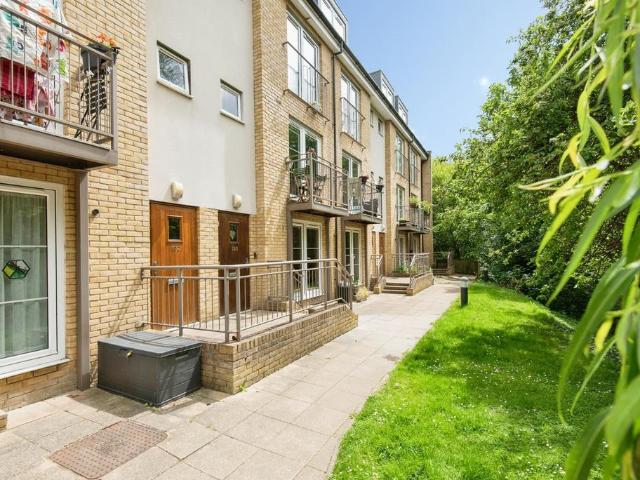 2 bedroom maisonette for sale