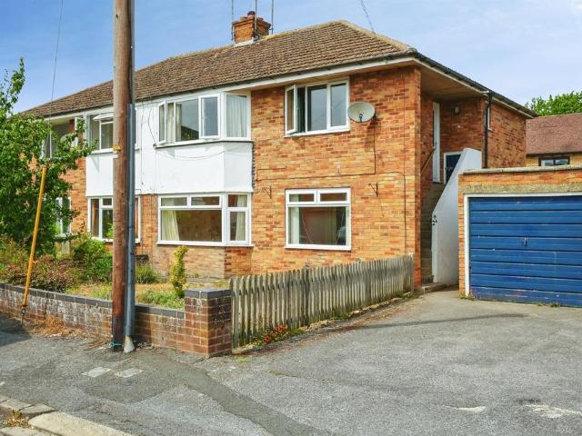 2 bedroom maisonette for sale
