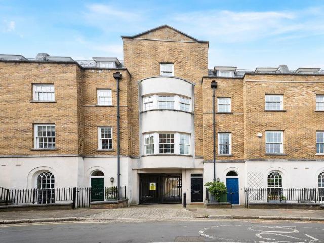 2 bedroom maisonette for sale
