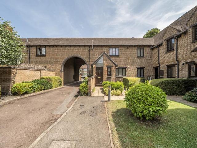 2 bedroom maisonette for sale