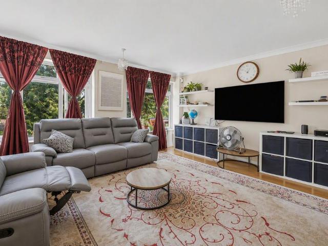 2 bedroom maisonette for sale