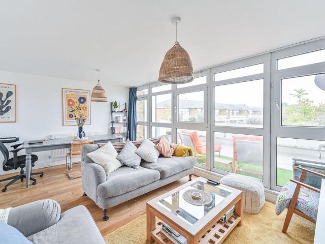 2 bedroom maisonette for sale