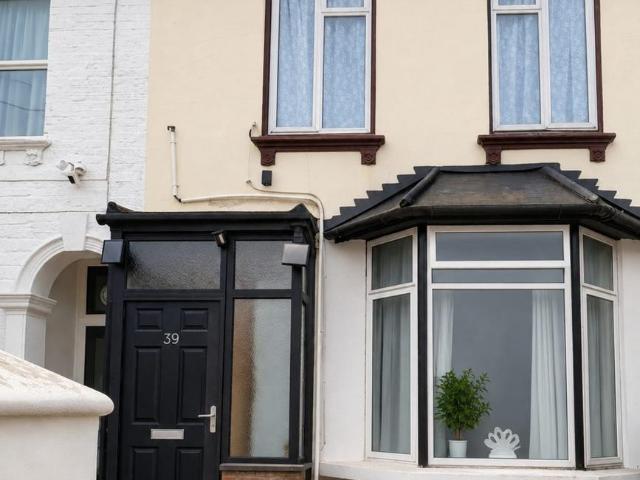 2 bedroom maisonette for sale