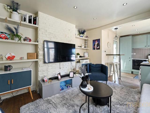 2 bedroom maisonette for sale