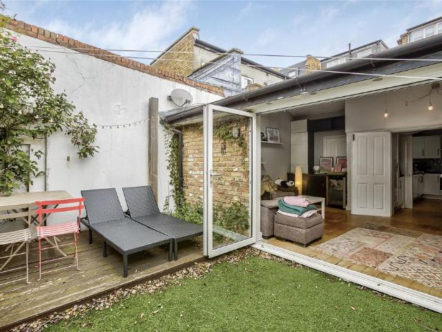 2 bedroom maisonette for sale