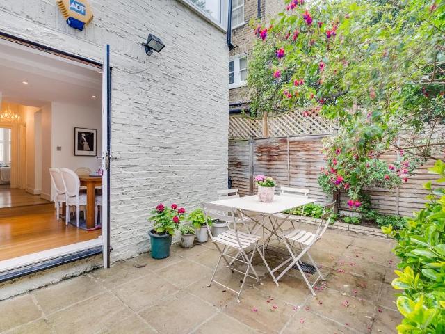 2 bedroom maisonette for sale