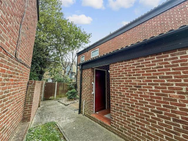 2 bedroom maisonette for sale
