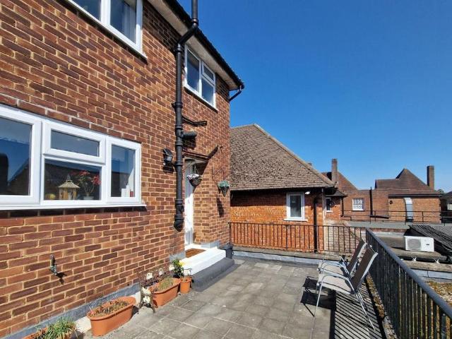 2 bedroom maisonette for sale