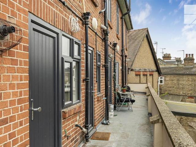 2 bedroom maisonette for sale