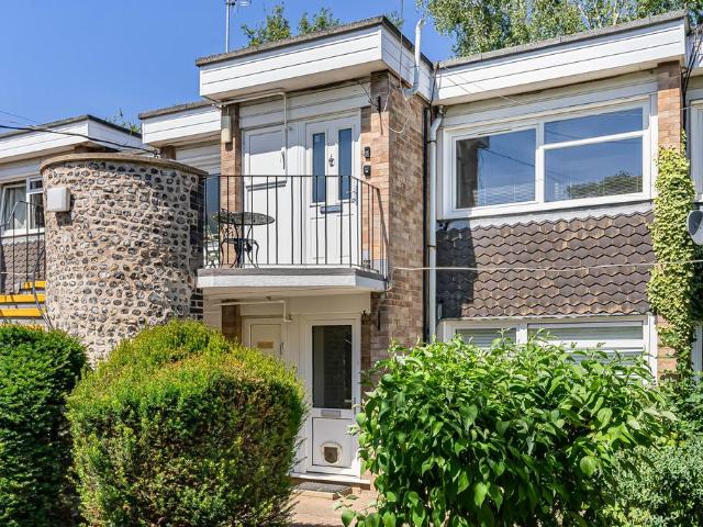 2 bedroom maisonette for sale