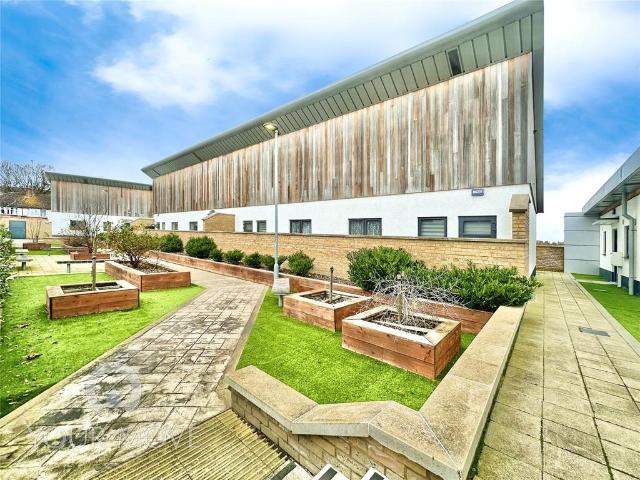 3 bedroom maisonette for sale