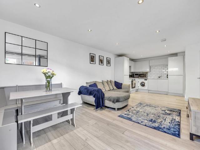 2 bedroom maisonette for sale