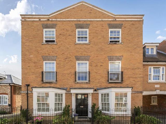 2 bedroom maisonette for sale