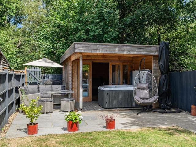 2 bedroom maisonette for sale